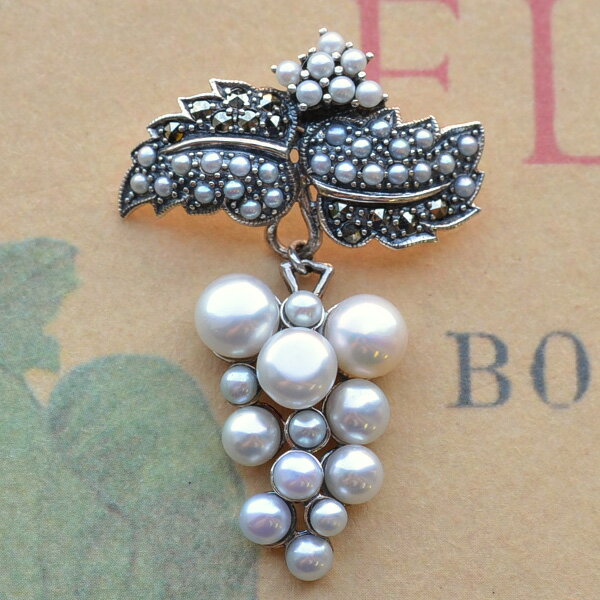 メーカー希望小売価格はメーカー商品タグに基づいて掲載していますパール葡萄ペンダントトップ ※小さい画像はクリックで拡大します↓ &nbsp; 様々なサイズの真珠でできた葡萄が揺れる、上品な輝きが魅力のペンダントトップです。 品良くシックな輝...