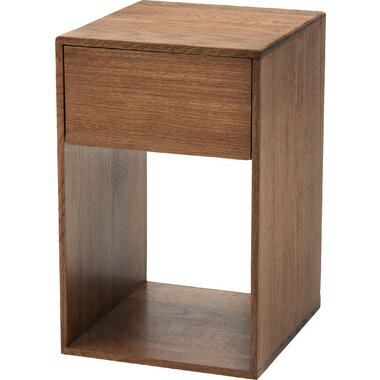 オークの木目が美しい、存在感のあるサイドチェスト。個性豊かなホワイトオークのハギ材を使用した、飽きのこないデザインのチェスト。ベッドやソファの横に最適なサイズで、縦長のシンプルなフォルムがすっきりとしたお部屋を演出します。引き出しは収納に最...