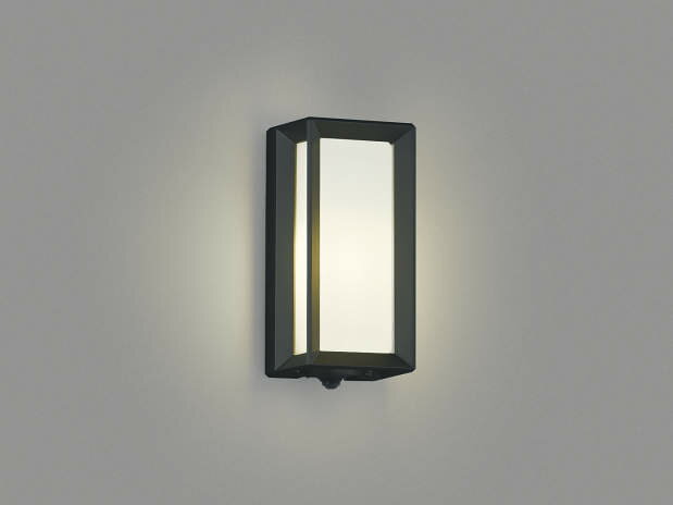サイズ：高さ243 幅112 出幅100mm 重さ：1.1kg 消費電力：4.8W 色温度：2700K 演色性：Ra84 光源寿命：40,000時間 照度センサ付 センサモード切替可能 点灯照度調節可能 絶縁台不要 調光器との併用はできませ...