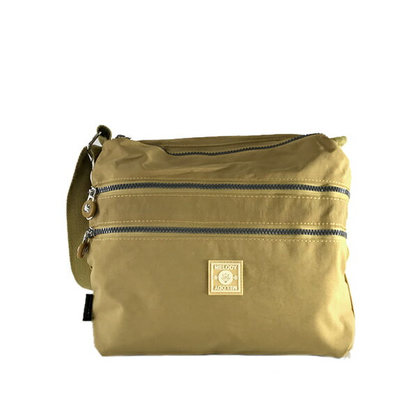 ナイロン製のショルダーバッグ。コンパクトでちょっとしたお出かけにも最適。 サイズ：W30×H23×D4cm 素材：ナイロン モニター・PC環境により、実際の商品と色味等が異なる場合がございます。予めご了承ください。