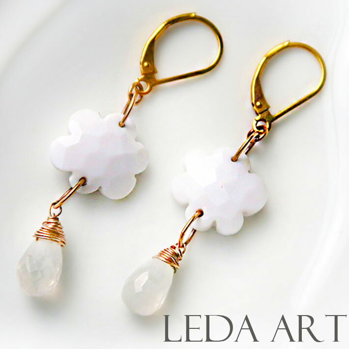 ギフト対応 商品説明商品名 クラウド＆レインドロップK14GFゴールドフィルドピアス素材 天然石：　ホワイトアゲート（雲）レインボームーンストーン（雫） 金属素材：K14ゴールドフィルド/K14GF（金張り）　　　　 全重量の1/20の重さ...