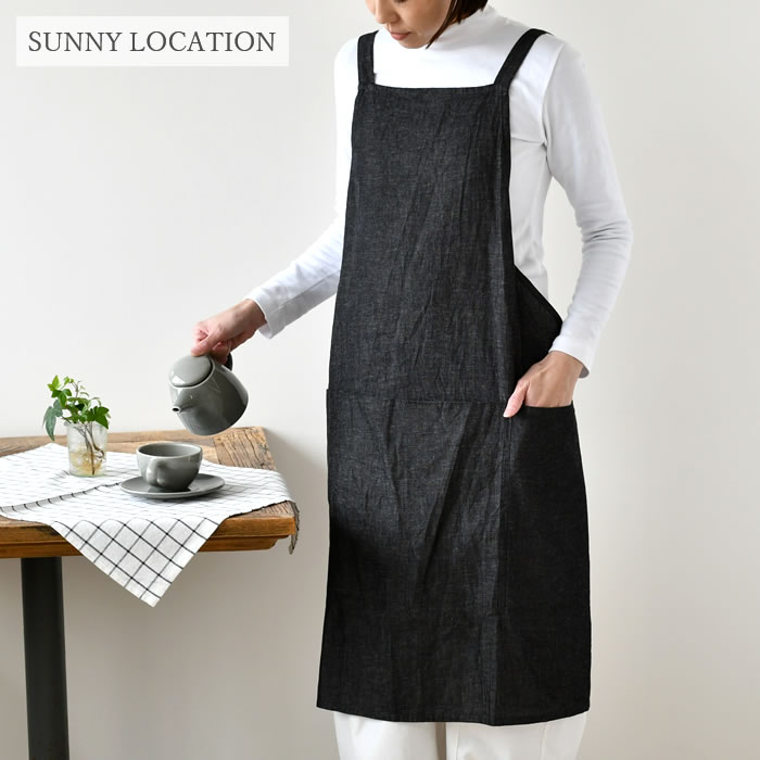 商品名 サニーロケーション バッククロスチムニーエプロン CLデニム 商品詳細 サイズ FREE (着丈約88cm　幅約100cm) 素材 綿80％、麻20％ 仕様 柔らかく軽いコットンリネンデニム生地 両サイドポケット付き デザイナー ア...