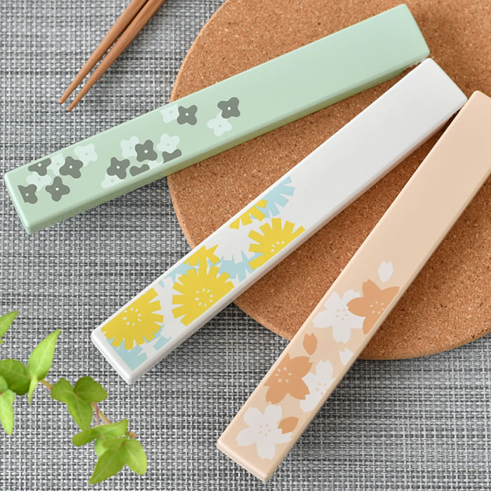 商品名 うららか 箸＆ケース 商品詳細 サイズ ケース：約 W19×D2.7×H1.3cm 箸全長：約 W18cm 重量 約43g 素材 ABS樹脂、ポリプロピレン、天然木 仕様 箸先滑り止め加工 原産国 日本 備考 ※箸のみ家庭用食器洗い...