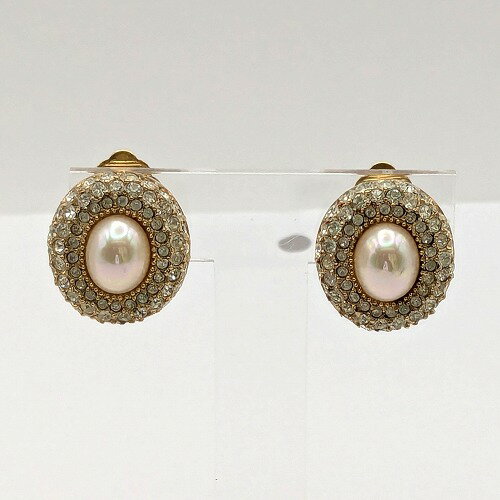 【中古】【非常に良い】 Chr.Dior Vintage クリスチャン デイオール ヴィンテージ ライン入り ホワイトパール イヤリング 本商品は、ホワイトパールの周りに3列のラインストーンが配置され、光の具合で表情が変わる素敵なイヤリング...