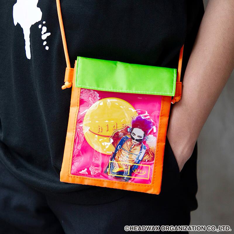 ◆商品説明文 hide Birthday Party 2025 のメインビジュアルである、2ndの時期のカラフルな世界観をイメージしたインパクト大のサコッシュが登場！ かぶせ蓋のついているメインポケットは、仕切りがついている2層構造ポケット...