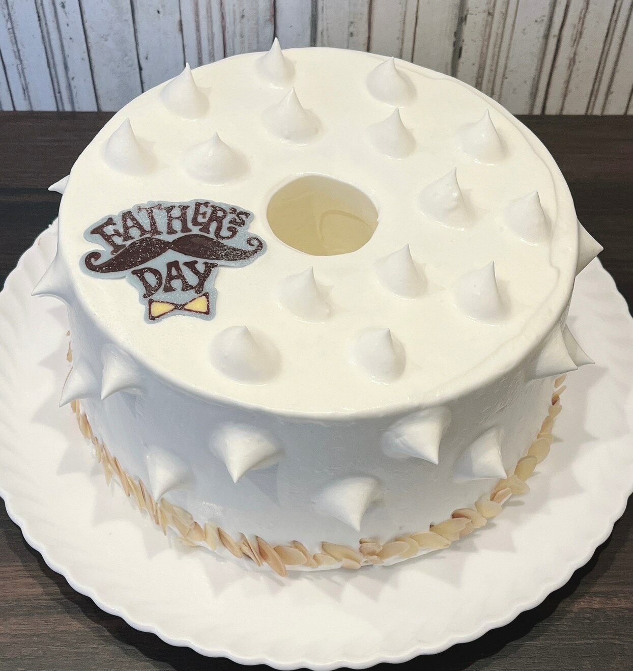 【chiffon cake shop LEONが送るふわもちの贅沢、父の日に贈る“王様”の味。】 ”王冠"をイメージした生クリームデコレーションが華やかな、特別な日のためのシフォンケーキ。お祝いやお礼にもおすすめです。 厳選素材だけを使用し...