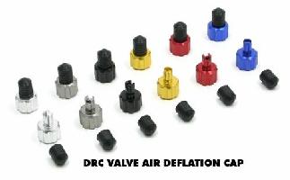 メーカーDRC林道ツーリングなどには荷物がかさ張るので、あまり工具は多く持っていきたくないもの。このバルブキャップはムシ回し付きなので、パンクなどの緊急時も工具なしでムシの取り外しが可能。普段から装着しておけば、いざと言う時に便利。※こちら...