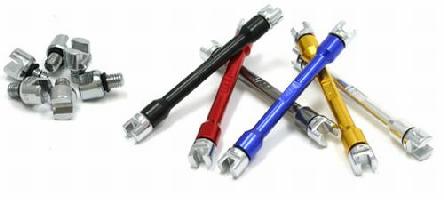 メーカーDRC様々な車種に対応する8種類のサイズを揃えた画期的なスポークレンチ。シャフト1本でいろいろな組み合わせが可能。シャフトはアルミ削りだし加工しており、握りやすく扱いやすい形状。複数のバイクを所有している人でもコレ1本でOK!付属ビ...