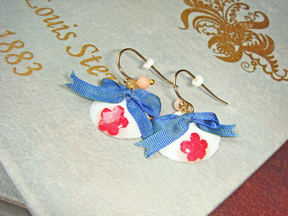 ガーグル　toeシェル ピアス／ブルーです。 可愛いシェルで、涼しげに♪ 貝殻は自然のものの為、ひとつひとつ大きさが多少異なります。 ☆サイズ☆ 貝モチーフ約2センチ×約1.5センチ、着用時約2.5センチ。 ご覧頂く環境で色・素材の見え方が...