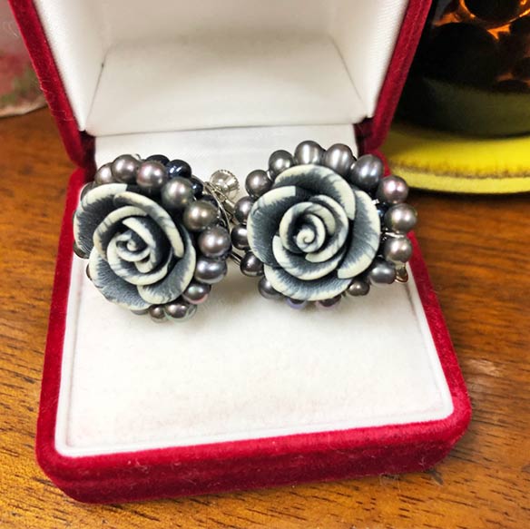 HAGIWARA DESIGNHAGIWARA DESIGN『ローズ イヤリング』グレーです。 立体感のあるローズが豪華なデザインです！！ ☆スタッフ一押しポイント☆ 耳元にインパクト！ ローズのイヤリング、これ一つで華やかになりますね♪ ...