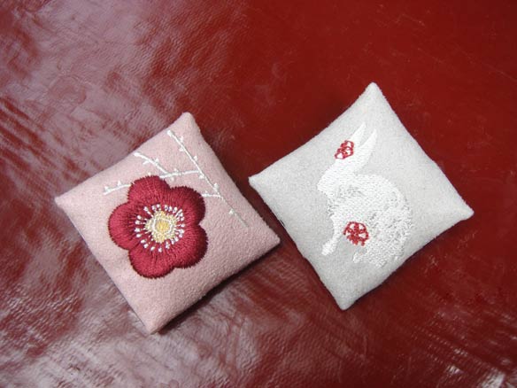 ラッピング無料！ 雪花　角ブローチ 梅／ウサギです。 色鮮やかで華やかな刺繍ブローチは、 ちょっとしたワンポイントやアクセントで、ファッションをより華やかにしてくれます。 ☆サイズ☆ 約4センチ角。 ご覧頂く環境で色・素材の見え方が多少異な...