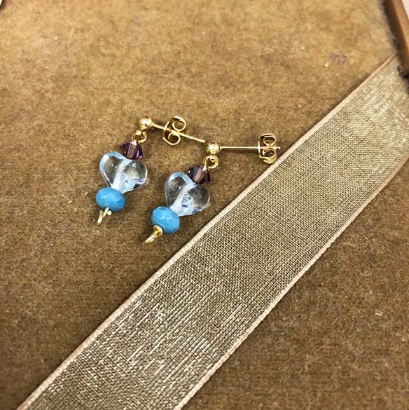 ラッピング無料！当店オリジナル！ハートピアスです。 プチサイズのハートピアス♪ ☆サイズ☆ パーツサイズ約0.9センチ×2センチ。 ご覧頂く環境で色・素材の見え方が多少異なることがございます。ご了承下さいませ。 ☆配送について☆ 送料無料は...