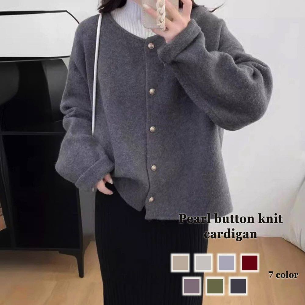 【商品名】パールボタンニットカーディガン【カラー】ベージュ ライトベージュ グレー チャコール レッド パープル グリーン【サイズ】free【サイズ表記】・freeサイズ:着丈59 身幅104 肩幅41 袖丈57【素材】コットンブレンド【季...