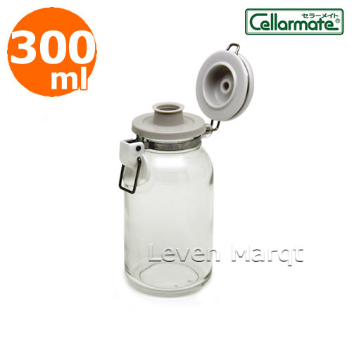 　ワンプッシュ便利びん 300cc セラーメイト 切れのよいシリコン製の注ぎ口と、振ってもこぼれないストッパー付密閉キャップで におい漏れも少なく、冷蔵庫の保存も安心です。 また片手でポンと開けられて機能的です。 密閉状態で保存することがで...