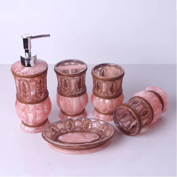 高級感のある落ち着いたデザインのサニタリーセット5点です。 滅多にないお洒落な一品です。 洗面所やバスルームがとってもオシャレになりますよ ＜セット内容＞ ディスペンサーx1点 歯ブラシスタンドx1点 石鹸置きx1点 カップx2点 ●材質:...