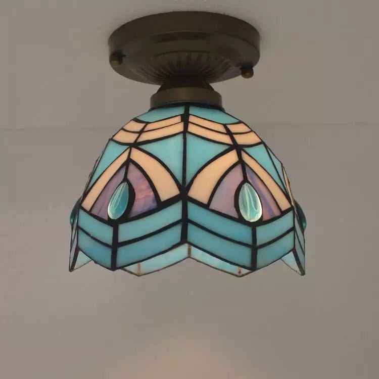 美しいガラスはどこから見ても華やかで美しい。繊細な造りの素敵なステンドランプ 消灯時も素敵なインテリアになりますね サイズ ：約 幅18 x 高さ16（cm） ワット数 ：電球60Wまで ×1個（E26） 素材：ガラス、樹脂、合金、鉄 ★取...