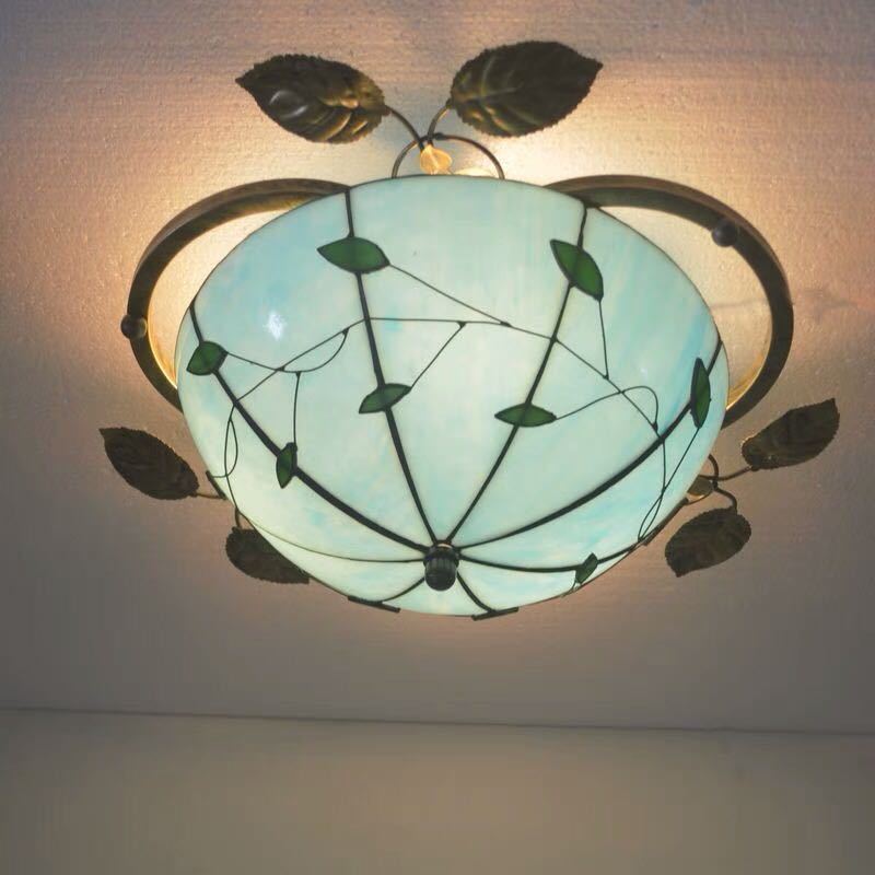 美しいガラスはどこから見ても華やかで美しい。繊細な造りの素敵なステンドランプ 消灯時も素敵なインテリアになりますね サイズ ：約 幅45 x 高さ16（cm） ワット数 ：電球40W× 3個（E26） 素材：ガラス、樹脂、合金、鉄 ★取付工...