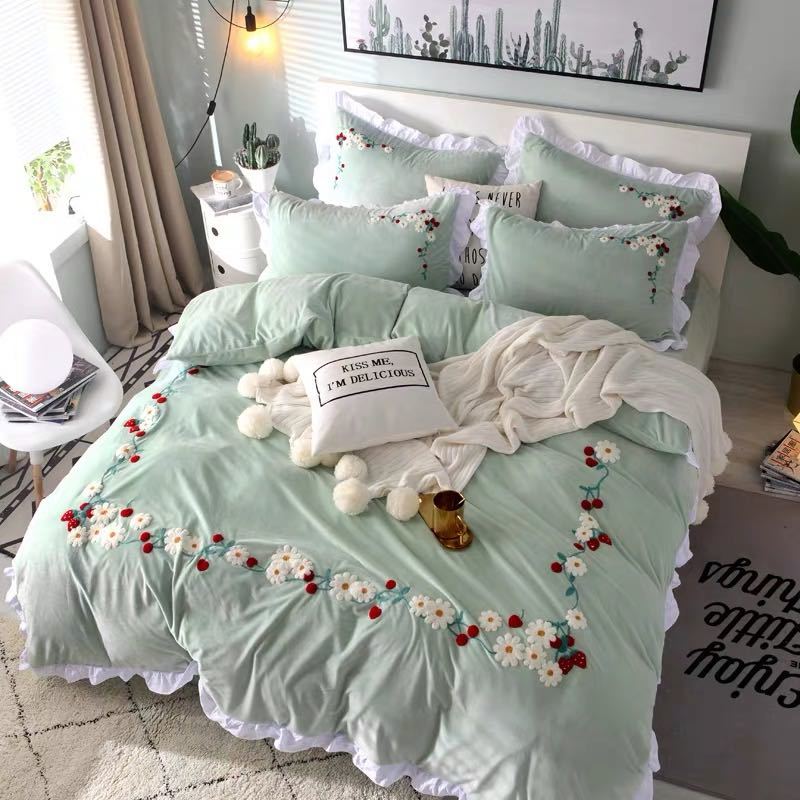 商品サイズ・組成について（カバー4点セット)【素材】ポリエステル　100％ベッドパッド1点 ：250x250（cm）掛布団カバー1点： 約200x230 （cm）枕カバー2点： 約48x74cm★購入後のキャンセルは、ご遠慮ください。★検品...