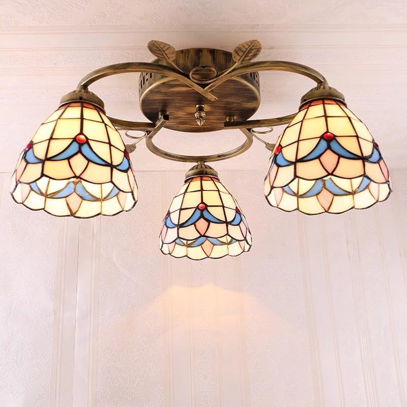 美しいガラスはどこから見ても華やかで美しい。繊細な造りの素敵なステンドランプ消灯時も素敵なインテリアになりますねサイズ ：約 幅45 x 高さ28（cm）ワット数 ：　電球60Wまで ×3個（E26）素材：ガラス、樹脂、合金、鉄取付工事は電...