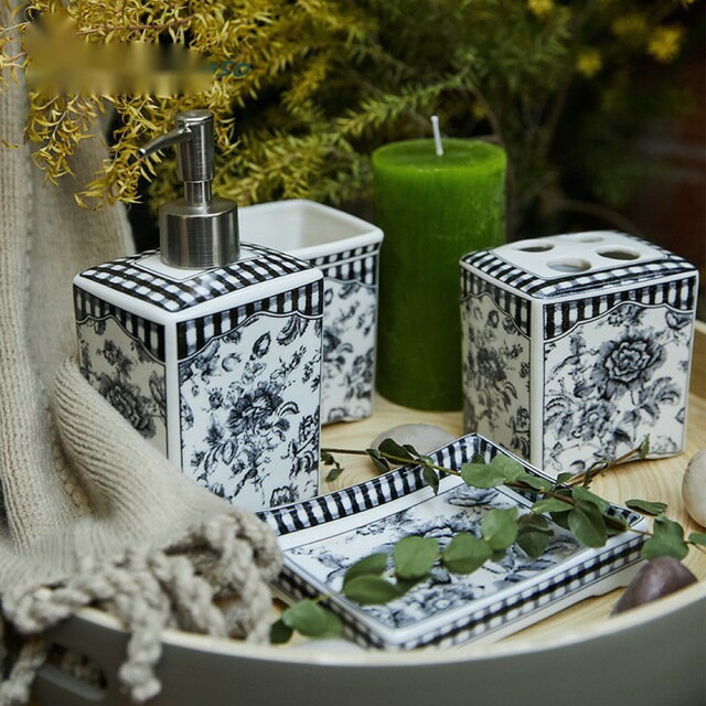 商品説明高級感のある落ち着いたデザインのサニタリーセット4点です。滅多にないお洒落な一品です。洗面所やバスルームがとってもオシャレになりますよ＜セット内容＞ディスペンサーx1点歯ブラシスタンドx1点ソープディッシュ x1点タンブラー カップ...