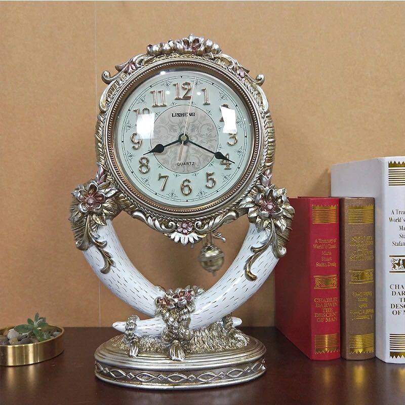 品格のあるインテリア空間をお求めの方にお薦めします。結婚、新築のお祝いにも最高デ～スヨーロッパ風スタイルの重厚さとクラシックさが感じられる洗練されて製作された置時計です。豪華で独特なデザインに仕上げ、個性のある空間を演出したい方におすすめの...