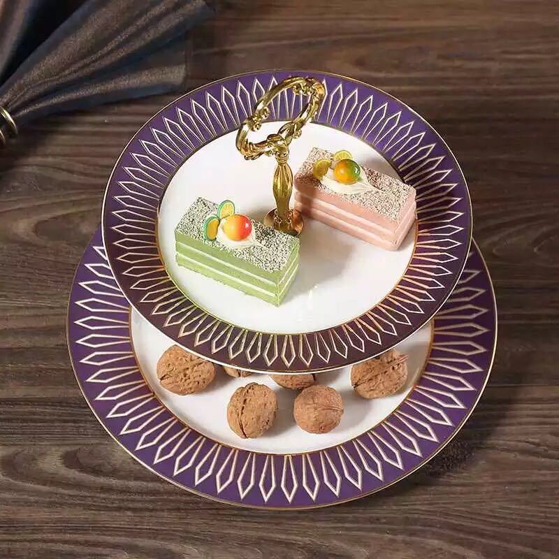 シンプルで使いやすい、陶器のケーキスタンドです。 アフタヌーンティーやパーティーに、お菓子やフィンガーフード、お花などを載せてサーブしましょう。 テーブルがとても華やかになります♪ プレート(大)： Φ26cm プレート(中)： Φ20cm...