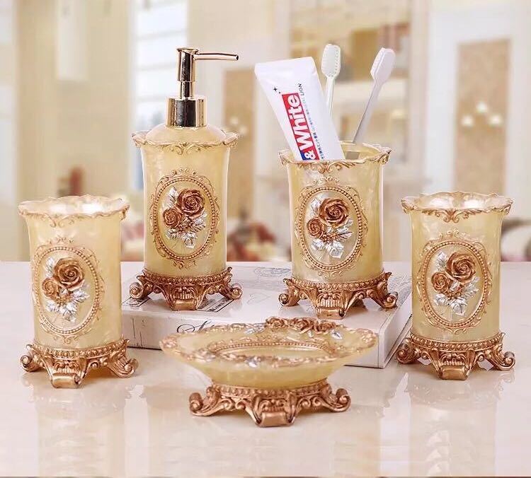 高級感のある落ち着いたデザインのサニタリーセット5点です。 滅多にないお洒落な一品です。 洗面所やバスルームがとってもオシャレになりますよ ＜セット内容＞ ディスペンサーx1点 歯ブラシスタンドx1点 石鹸置きx1点 カップx2点 ●材質:...