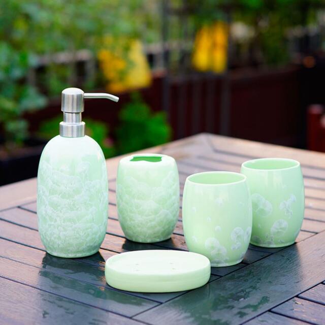 商品説明＜セット内容＞ディスペンサーx1点歯ブラシスタンドx1点石鹸置きx1点カップx2点材質:陶器☆☆★★★★★★★★★★★★★☆☆◆お客様のご覧になっているモニター等により多少色が異なる場合がございます。あらかじめご了承ください。◆複数...