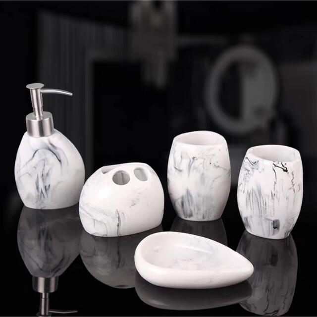 商品説明＜セット内容＞ディスペンサーx1点歯ブラシスタンドx1点石鹸置きx1点カップx2点材質: プラスチック☆☆★★★★★★★★★★★★★☆☆◆お客様のご覧になっているモニター等により多少色が異なる場合がございます。あらかじめご了承くださ...