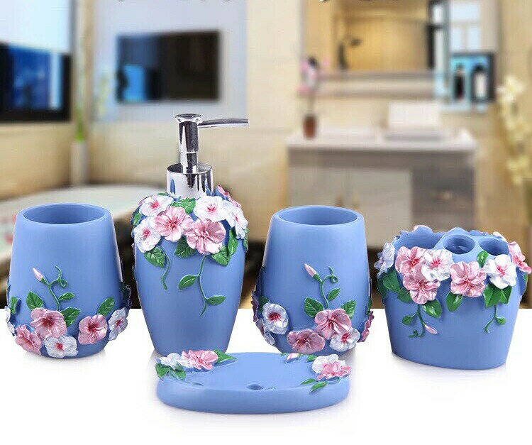 高級感のある落ち着いたデザインのサニタリーセット5点です。滅多にないお洒落な一品です。洗面所やバスルームがとってもオシャレになりますよ＜セット内容＞ディスペンサーx1点歯ブラシスタンドx1点ソープディッシュ x1点タンブラー カップx2点●...