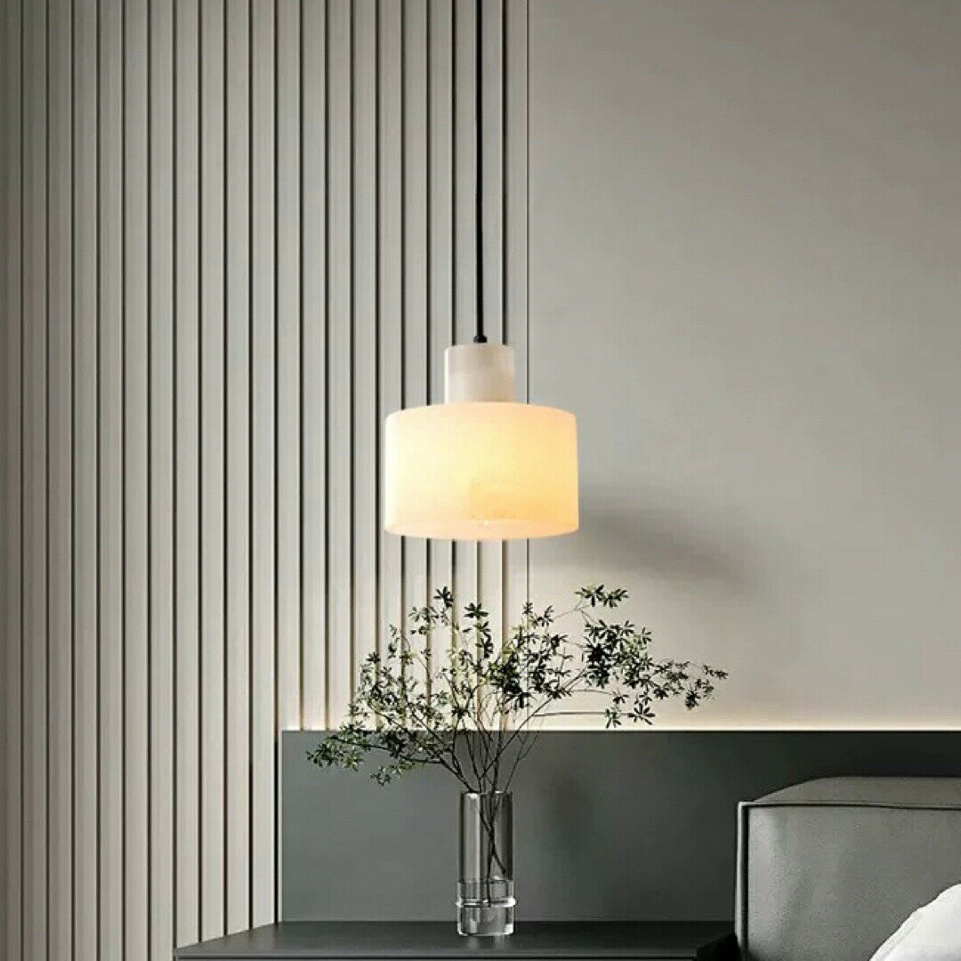 商品説明上質な天然大理石を使用したシンプルかつ上品なデザインのペンダントライトです。乳白色の雲石シェードがやわらかな光を演出し、空間に温かみをもたらします。【商品仕様】・材質：真鍮＋天然雲石（大理石）・サイズ：直径16.5cm?×?高さ16...