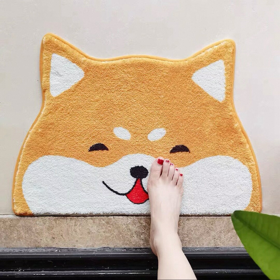 商品説明ふわふわの肌触りがやみつき！愛らしい柴犬フェイスのラグマットで、お部屋をもっと楽しく可愛く♪柔らかな素材で、足元に優しい感触。まるで羊毛のようなふっくらとした質感で、リラックスタイムにもぴったりです。吸水性に優れており、バスマットと...