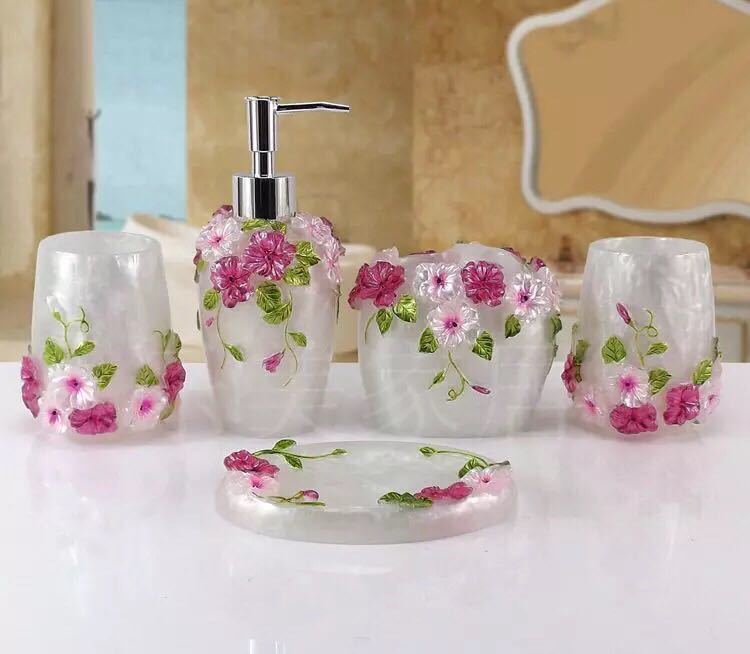 高級感のある落ち着いたデザインのサニタリーセット5点です。滅多にないお洒落な一品です。洗面所やバスルームがとってもオシャレになりますよ＜セット内容＞ディスペンサーx1点歯ブラシスタンドx1点石鹸置きx1点カップx2点●材質:ABS樹脂 プラ...