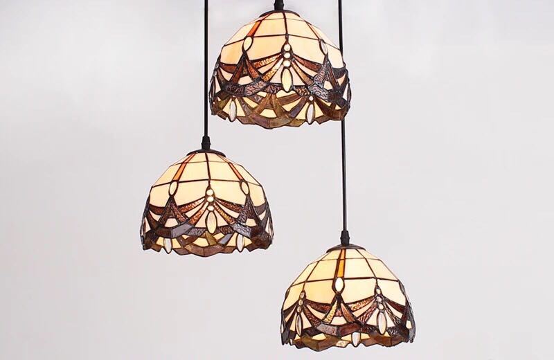 美しいガラスはどこから見ても華やかで美しい。繊細な造りの素敵なステンドランプ消灯時も素敵なインテリアになりますねサイズ：幅約30cmx高さ約116cmワット数 ：　電球40W×3個（E26）素材：ガラス、樹脂、合金、鉄取付工事は電気工事士に...