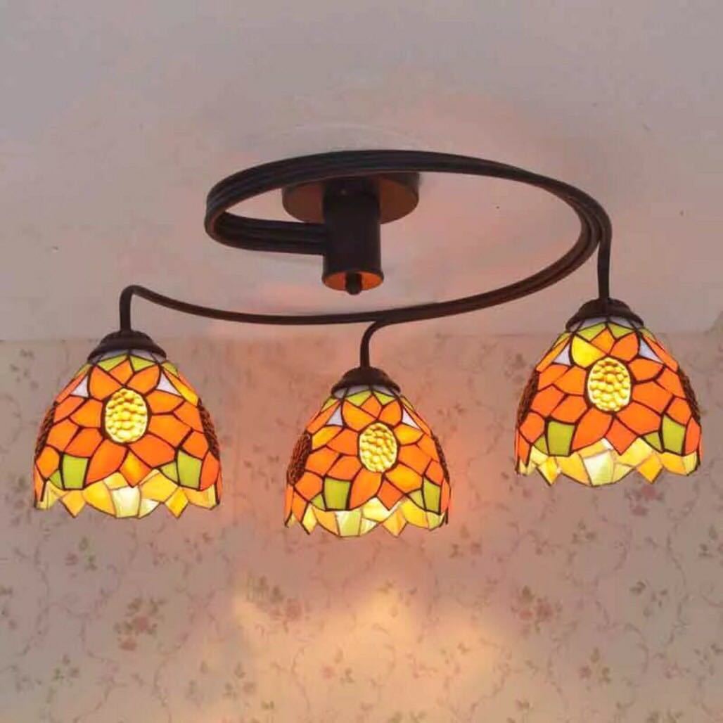 美しいガラスはどこから見ても華やかで美しい。繊細な造りの素敵なステンドランプ消灯時も素敵なインテリアになりますねサイズ ：約 幅60 x 高さ38（cm）ワット数 ：　電球40W×3個（E26）素材：ガラス、樹脂、合金、鉄取付工事は電気工事...