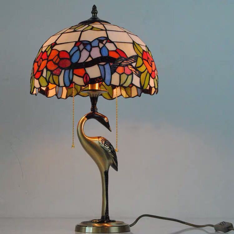 美しいガラスはどこから見ても華やかで美しい。繊細な造りの素敵なステンドランプ 消灯時も素敵なインテリアになりますね サイズ ：約 幅30 x 高さ53 (cm） ワット数 ： 電球40W×2個（E26） 素材：ガラス、樹脂、合金、鉄 購入後...