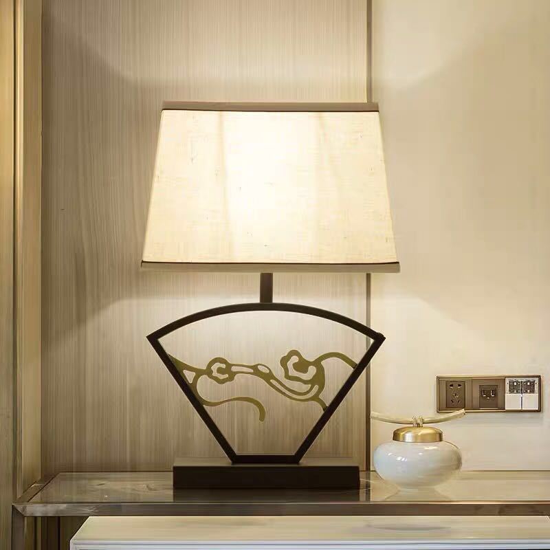 【商品仕様】個口数：1 （〜40Wまで対応）E26白熱球、電球型蛍光灯、LED電球使用可能使用電球：1個（※電球は付属しておりません）商品外寸：幅約31×高さ約45 (cm)※サイズの誤差は多少発生します。ご了承下さい。在庫は日々変動してお...