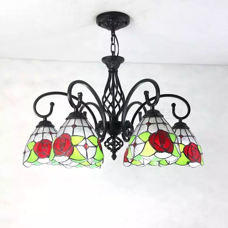 美しいガラスはどこから見ても華やかで美しい。繊細な造りの素敵なステンドランプ 消灯時も素敵なインテリアになりますね サイズ：幅約68cmx高さ75cm ワット数 ：電球40W×6個（E26） 素材：ガラス、樹脂、合金、鉄 取付工事は電気工事...