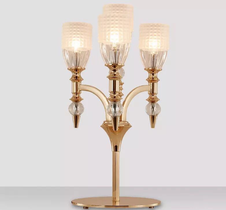 【商品仕様】 個口数：1 （〜40Wまで対応） E12白熱球、電球型蛍光灯、LED電球使用可能 使用電球：4個（※電球は付属しておりません） 商品外寸：幅約39 x 高さ約65 (cm) ※サイズの誤差は多少発生します。ご了承下さい。 在庫...