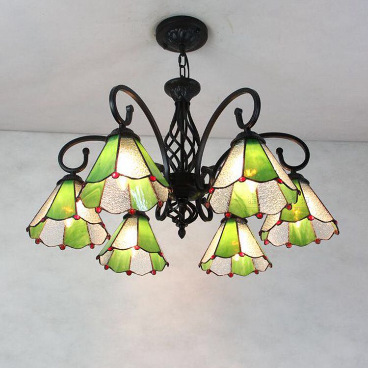 美しいガラスはどこから見ても華やかで美しい。繊細な造りの素敵なステンドランプ消灯時も素敵なインテリアになりますねサイズ：幅約68cmx高さ75cmワット数 ：　電球40W×6個（E26）素材：ガラス、樹脂、合金、鉄取付工事は電気工事士にご相...