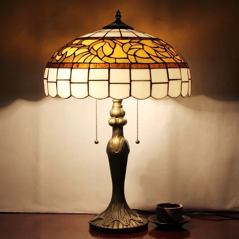 美しいガラスはどこから見ても華やかで美しい。繊細な造りの素敵なステンドランプ消灯時も素敵なインテリアになりますねサイズ ：幅40x高62cmワット数 ：40w x 2(口金 E26）コードの長さ: 150cm素材：ガラス、樹脂、合金、鉄在庫...