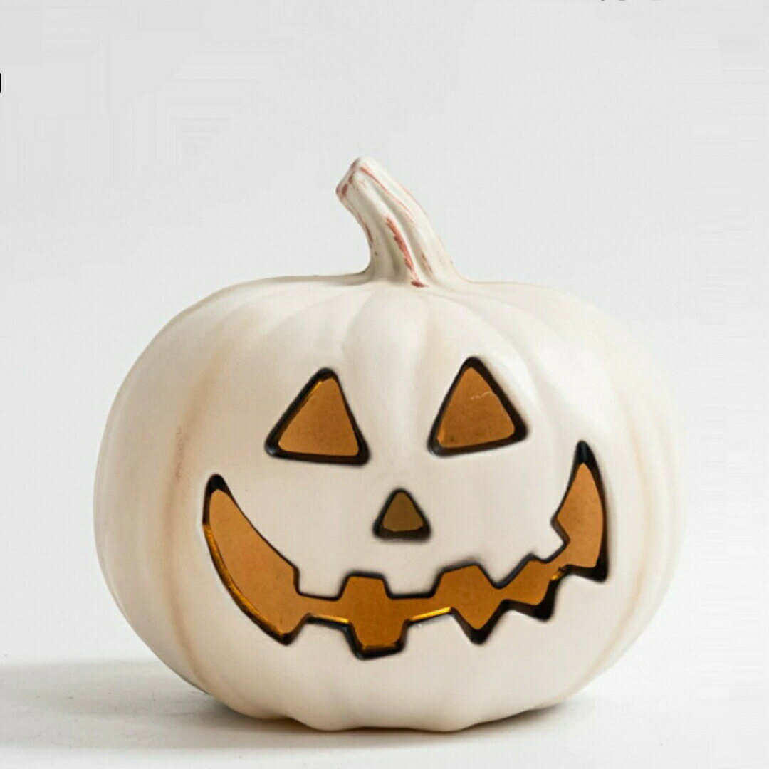 商品説明> ハロウィンの雰囲気を一層盛り上げる、笑顔のジャック・オー・ランタン型ホワイトパンプキンです。温かみのあるオレンジ色の光が、くり抜かれた目や口から優しくこぼれ、空間を幻想的に演出します。サイズは高さ約22cm、幅約23cm、重さ約...
