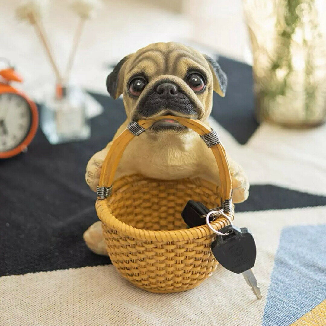 商品説明リアルなパグがバスケットをくわえている、とてもかわいい収納オブジェです。手作り彩色で細部まで丁寧に仕上げられており、犬好きやパグ好きにおすすめのインテリア雑貨です。玄関に置いて鍵や小物を収納したり、リビングや書斎のアクセントにも最適...