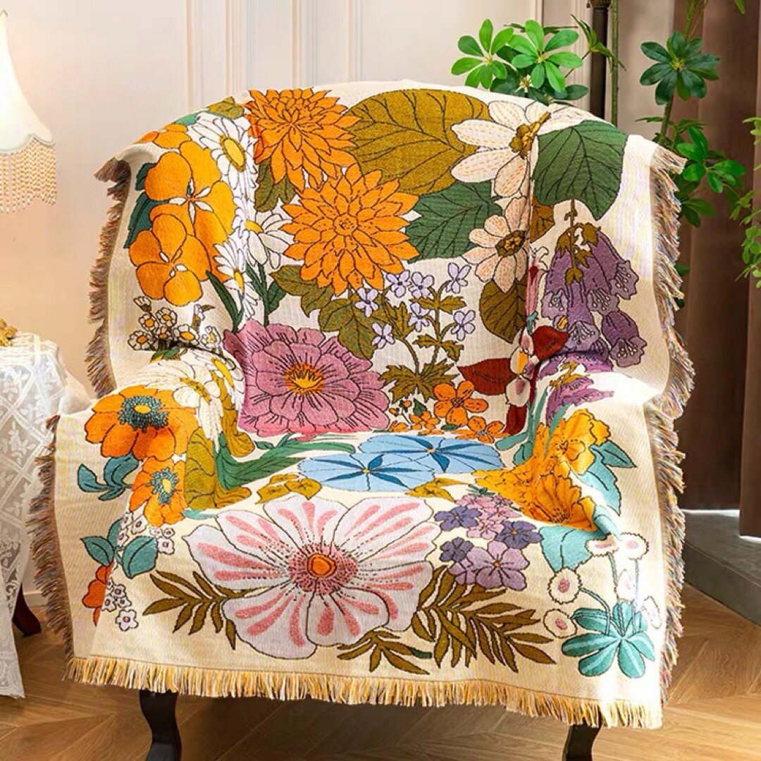 商品説明鮮やかなマルチカラーのフラワーデザインが特徴のマルチカバーです。華やかで存在感のあるデザインは、お部屋を一気に明るく演出し、インテリアのアクセントにぴったり。ソファーカバーやベッドスロー、ブランケット、ピクニック用マットなど、マルチ...