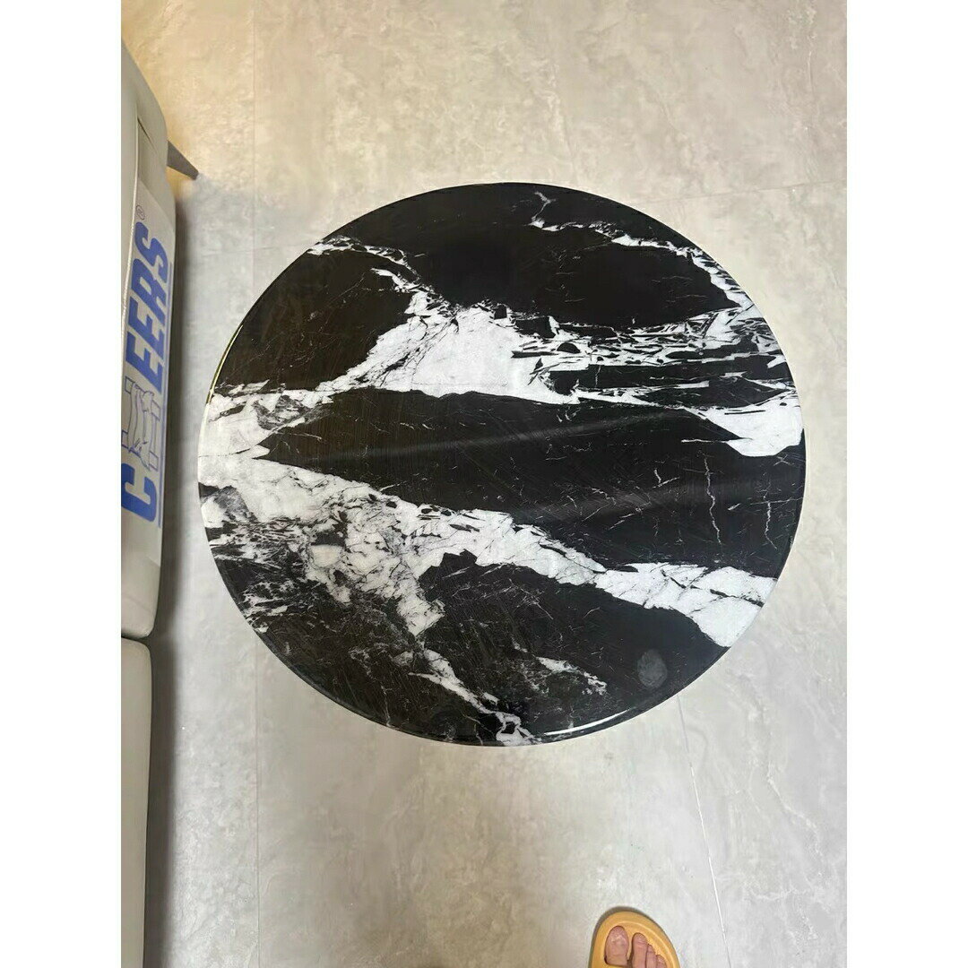 商品説明上品で高級感あふれるラウンドテーブル。天板には天然の人造大理石を使用しており、ひとつひとつ異なる美しい模様を楽しめます。脚部は光沢のある鏡面仕上げのステンレス製で、インテリアに映えるモダンなデザイン。リビングや寝室のサイドテーブルと...