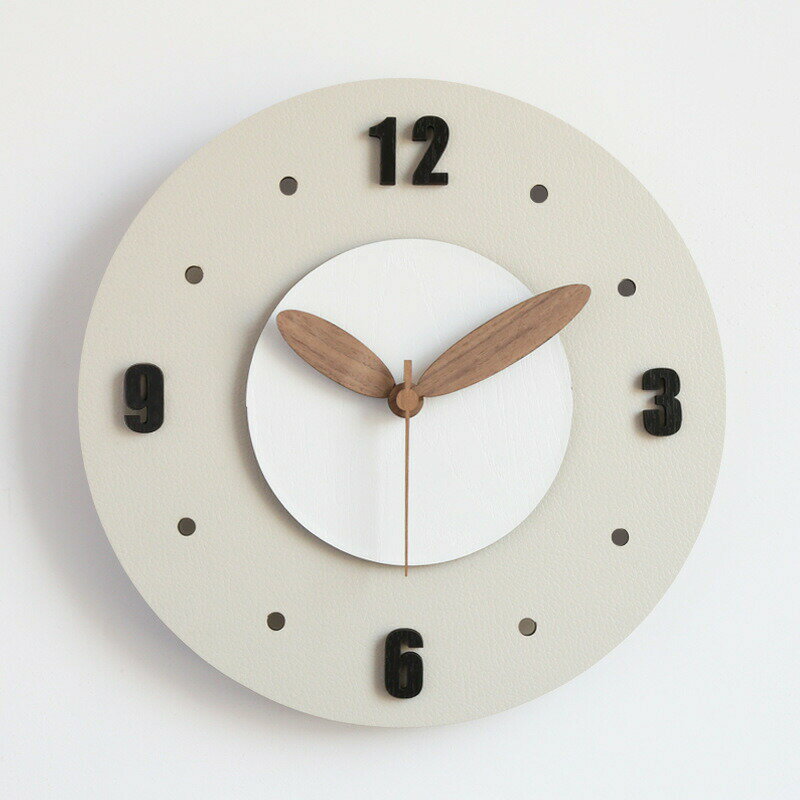 :白い木目と革の組み合わせを採用して、全体の時計は特別で、質感を見せて、文字盤の数字は凹彫と立体的な数字、デザイン感が強くて、識別しやすいです。創造的なクルミ無垢材の針は、花びらのような形で、歩くときに非常にかわいい、針の美しい色、硬さ、容...