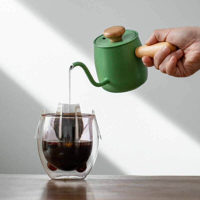 [商品仕様]重量：約230g、容量：350ml、材質：コーヒーポット本体：304ステンレス鋼、ハンドル：木製[極細口を採用]極細口を採用して。グースネックの構造で完璧な注ぎ角度なので美味しいコーヒーが淹れられる。注ぎ口先端部の内面を研磨して...