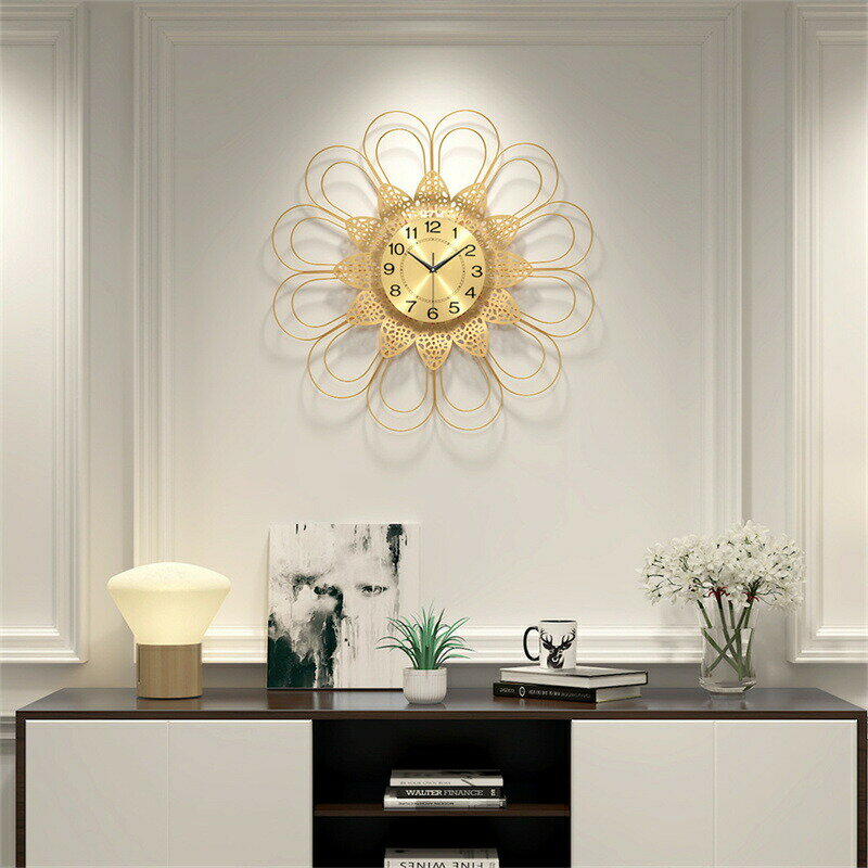 スムーズに動く連続秒針設計を採用され、気になるコチコチ音はしません。シンプルデザインではなく、立体的でレトロ調いっぱいな掛け時計は高品質の鉄なんか素材で作られています。創意、個性を特別に表現して高級感が抜群。鉄金属製の目盛部分は立体的で高級...