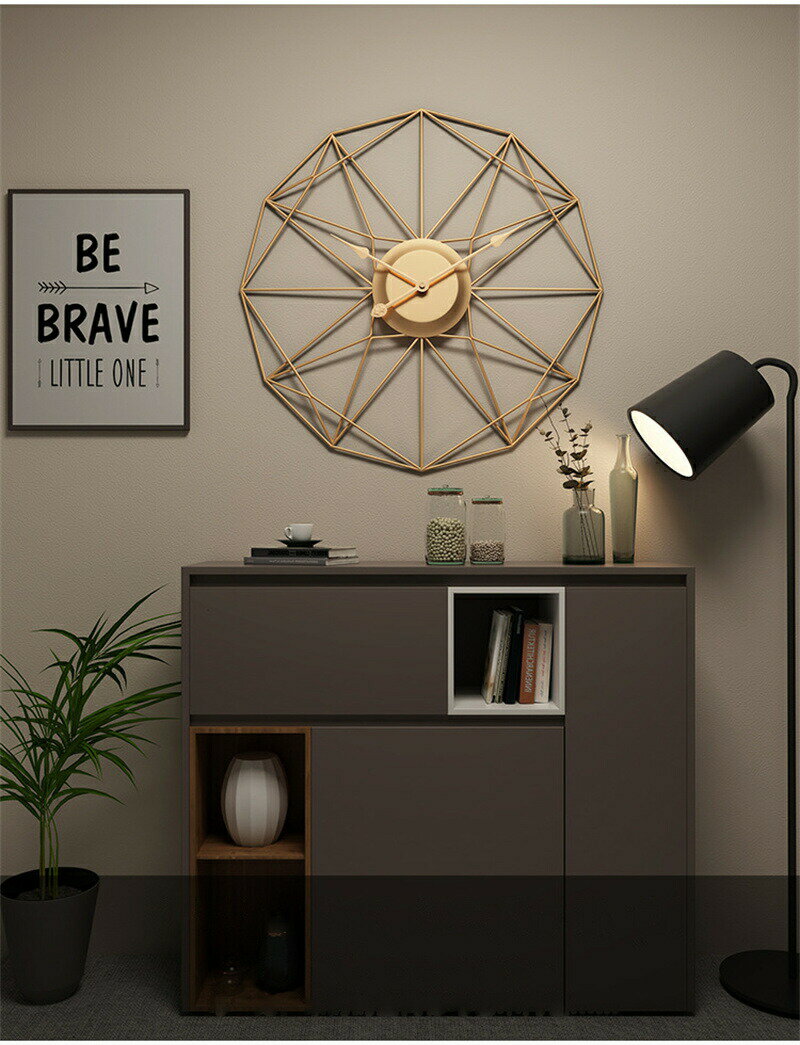 スムーズに動く連続秒針設計を採用され、気になるコチコチ音はしません。シンプルデザインではなく、立体的でレトロ調いっぱいな掛け時計は高品質の鉄なんか素材で作られています。創意、個性を特別に表現して高級感が抜群。鉄金属製の目盛部分は立体的で高級...