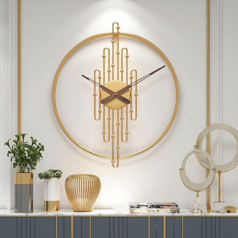 スムーズに動く連続秒針設計を採用され、気になるコチコチ音はしません。シンプルデザインではなく、立体的でレトロ調いっぱいな掛け時計は高品質の鉄なんか素材で作られています。創意、個性を特別に表現して高級感が抜群。鉄金属製の目盛部分は立体的で高級...